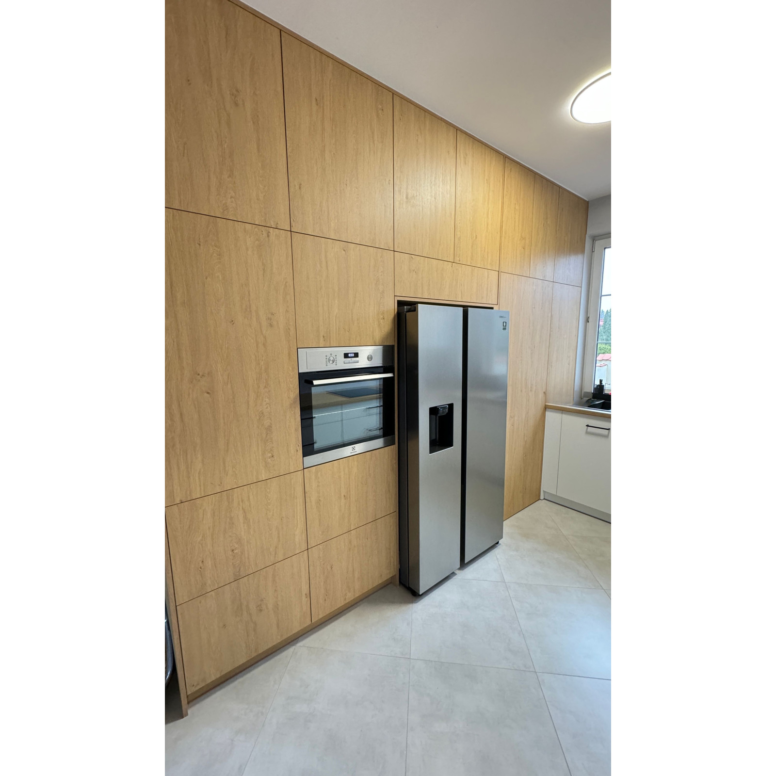 Nowoczesna kuchnia z ukrytą spiżarnią – funkcjonalność i elegancja