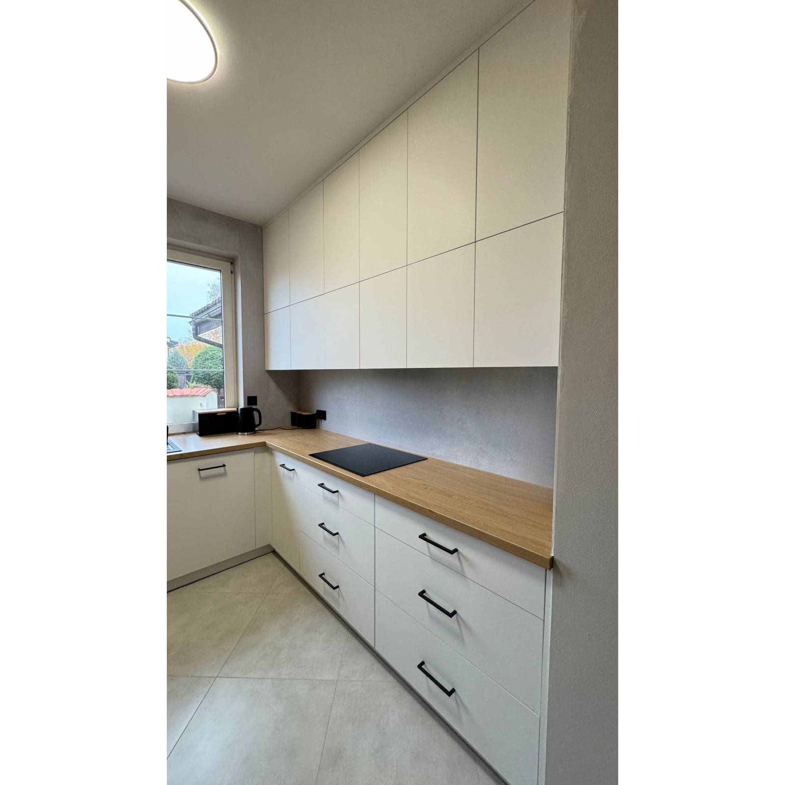 Nowoczesna kuchnia z ukrytą spiżarnią – funkcjonalność i elegancja