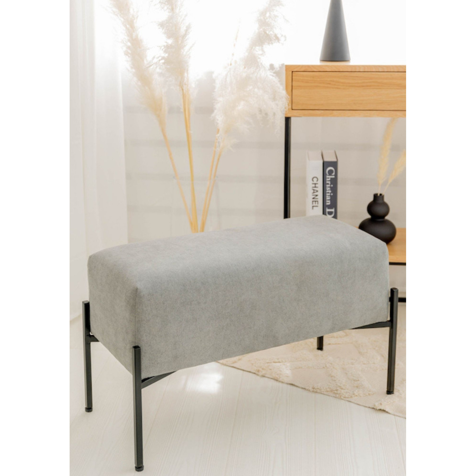 BROOKE – nowoczesny puf tapicerowany z metalową podstawą | Jasnoszary